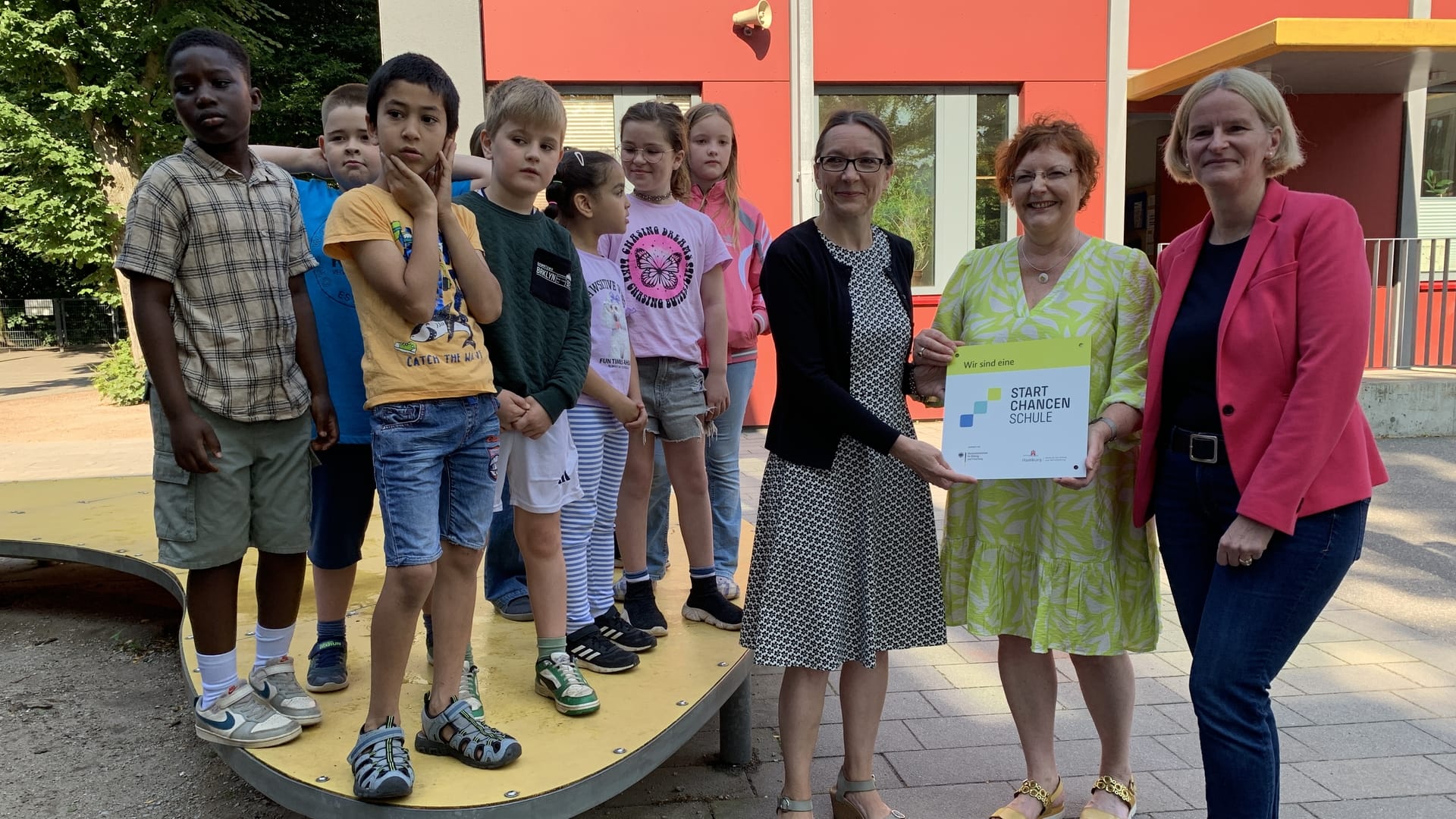 "Startchancen-Programm": Schulsenatorin Bekeris übergibt ersten ...